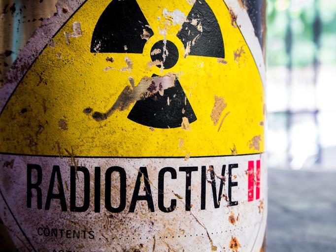 Contamination radioactive : Définition, causes, conséquences et solutions